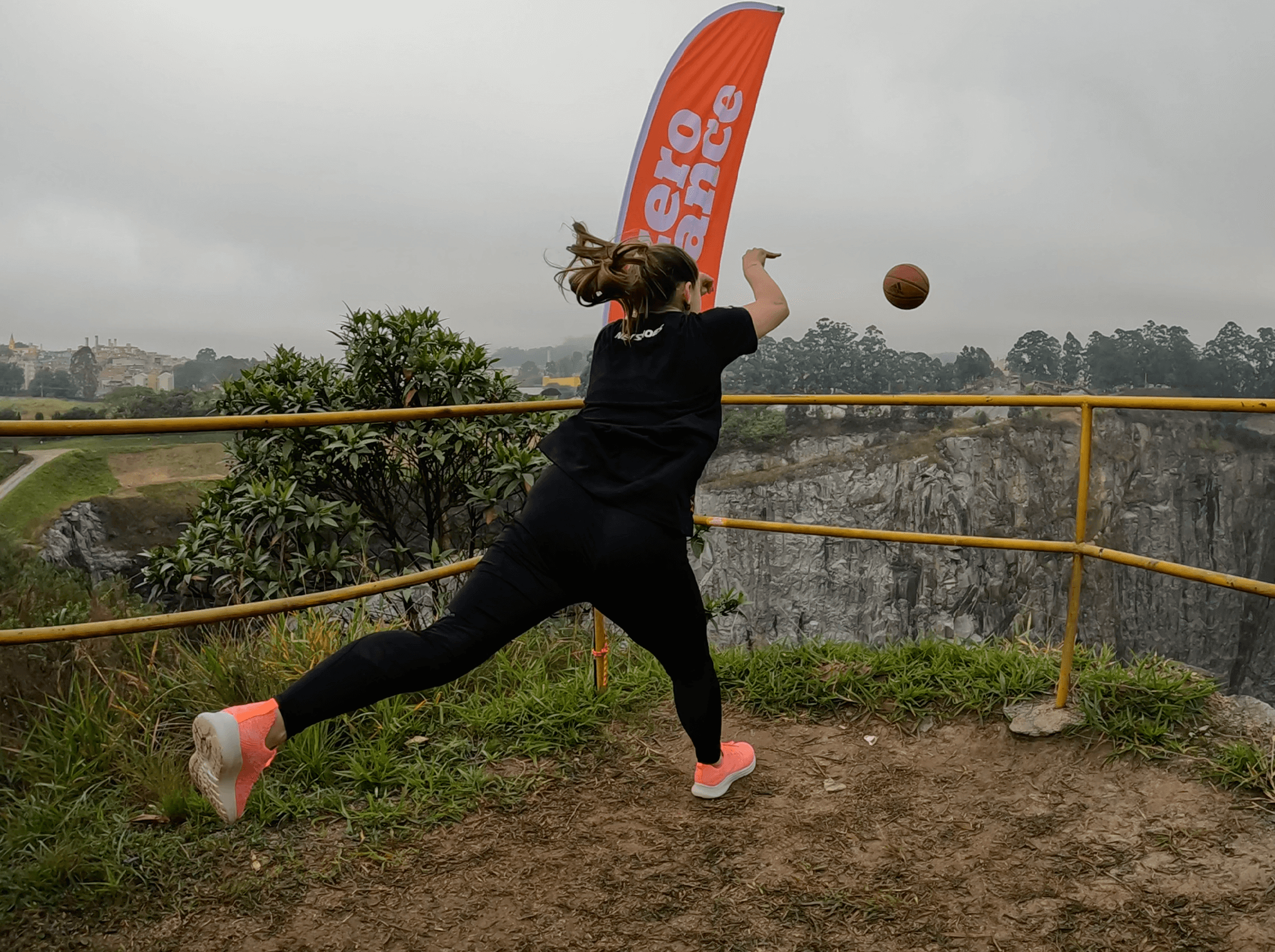 Wow! Atleta brasileira Gabi Chizzolini acerta cesta da 150m de altura e ...